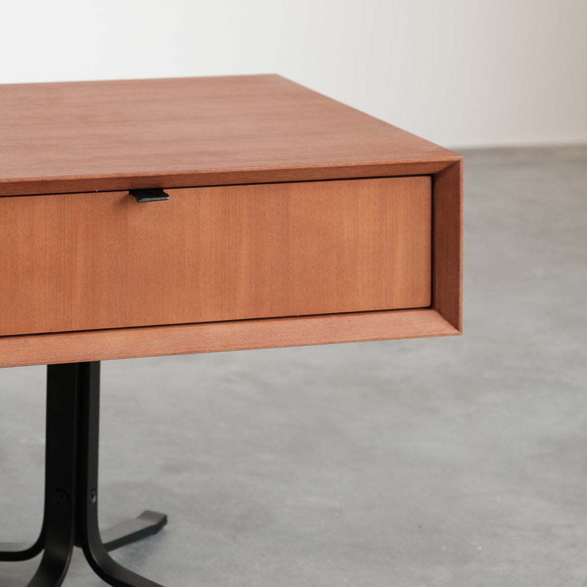 Nachtkastje in Teak - Marc - Zwarte Poot (B60×H40cm) — Furnified