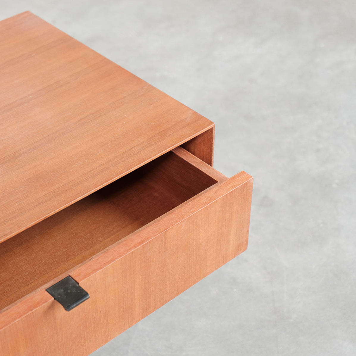 Nachtkastje in Teak - Marc - Zwarte Poot (B60×H40cm) — Furnified