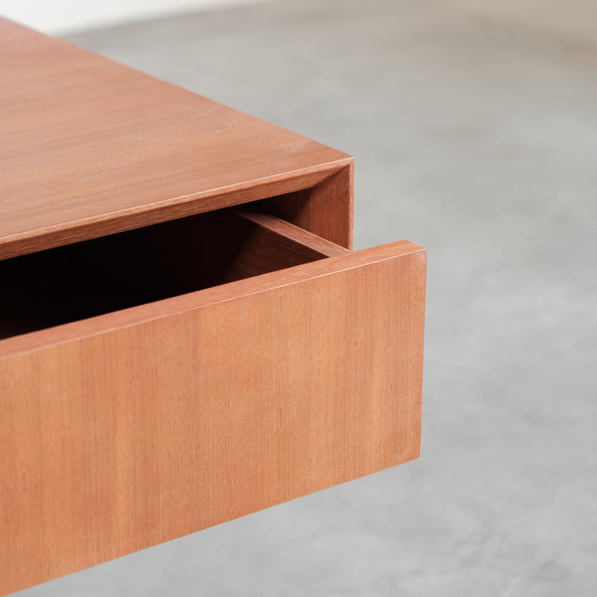 Nachtkastje in Teak - Marc - Zwarte Poot (B60×H40cm) — Furnified