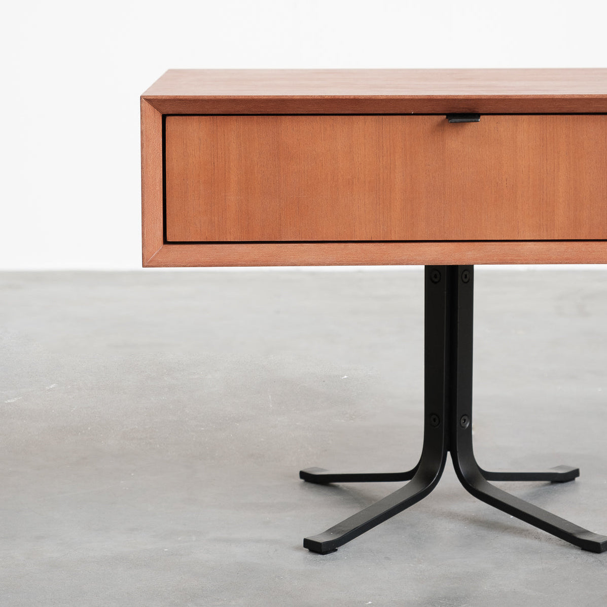 Nachtkastje in Teak - Marc - Zwarte Poot (B60×H40cm) — Furnified