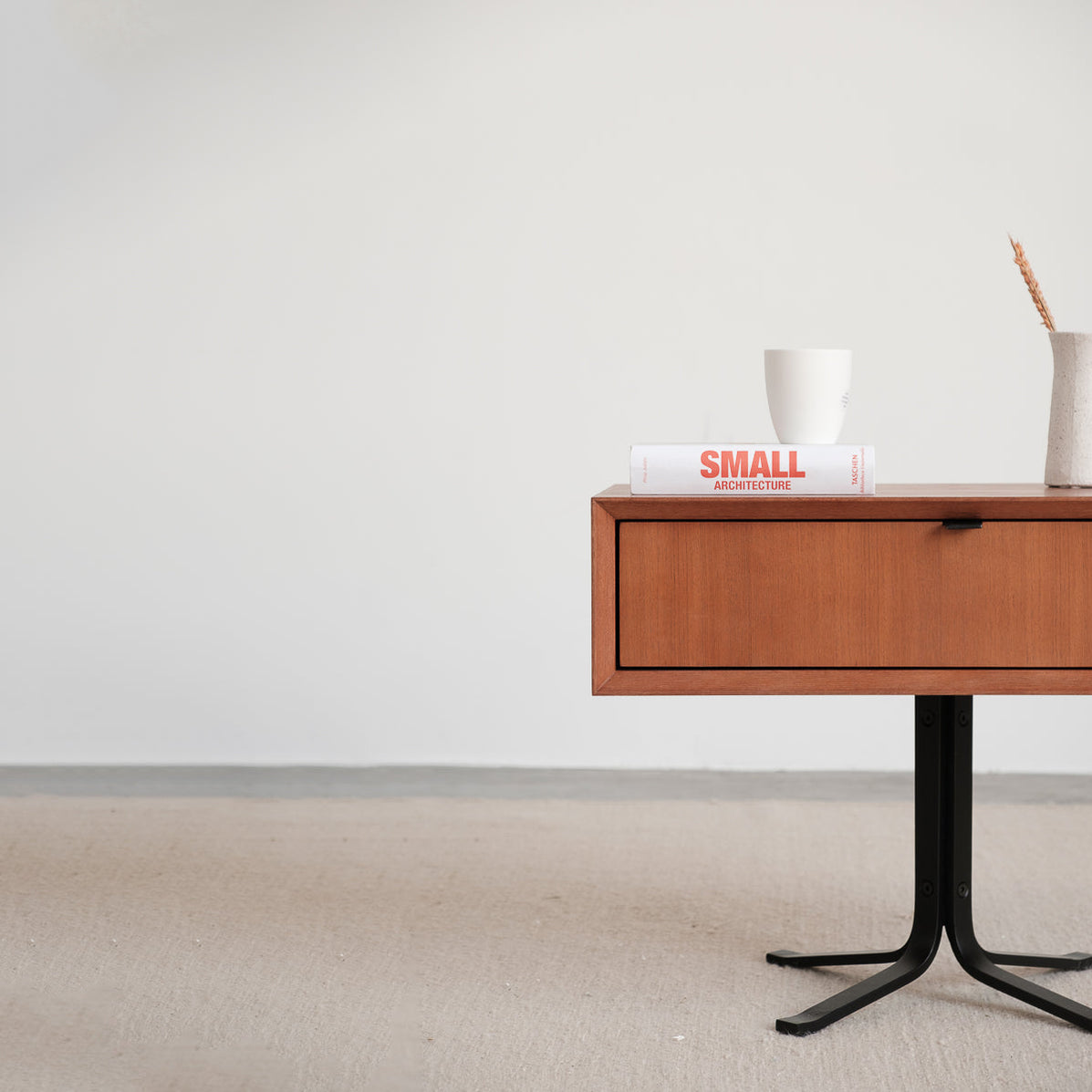 Nachtkastje in Teak - Marc - Zwarte Poot (B60×H40cm) — Furnified