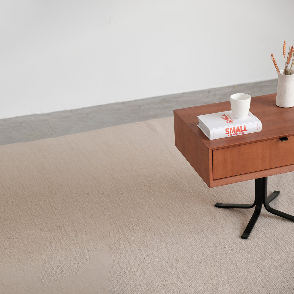 Nachtkastje in Teak - Marc - Zwarte Poot (B60×H40cm) — Furnified