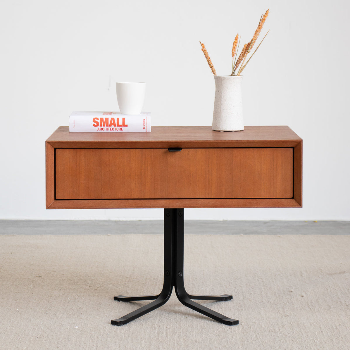 Nachtkastje in Teak - Marc - Zwarte Poot (B60×H40cm) — Furnified