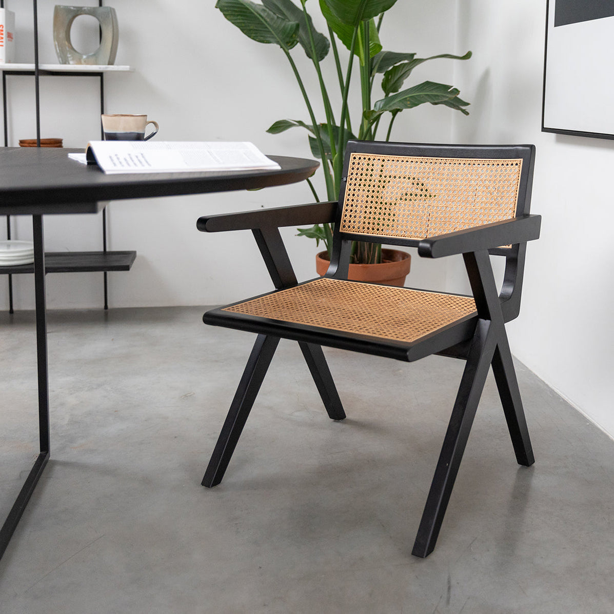 Retro Stoel met Armleuning Zwart/Riet - Ruben — Furnified